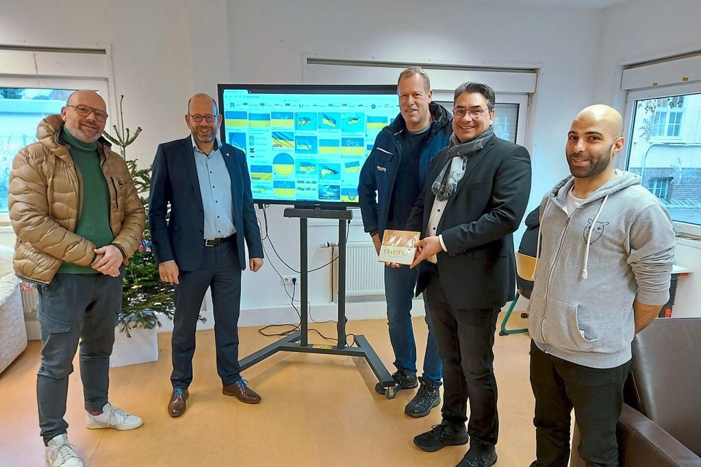 Geflüchtete halten Kontakt in die Heimat