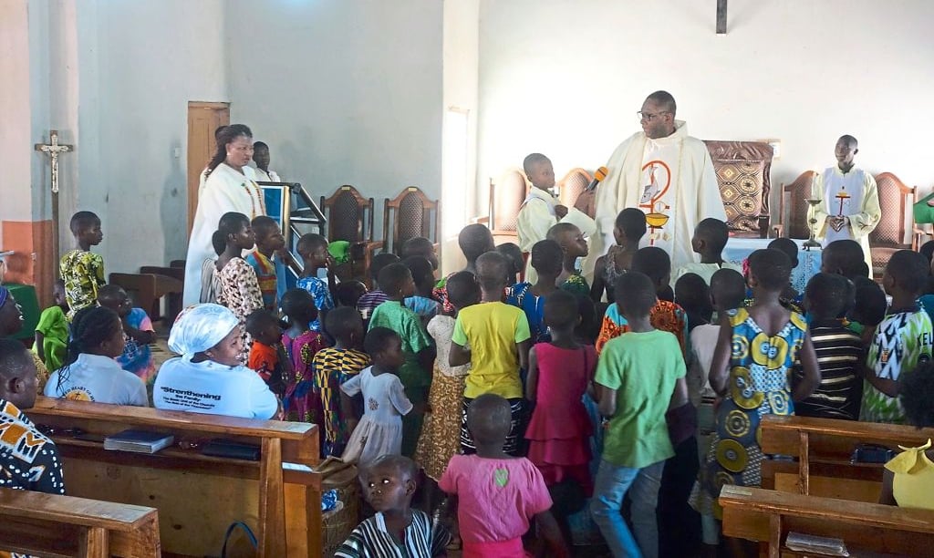 Volle Kirche und Fufu zum Essen: Wie in Damongo trotz Krise Weihnachten gefeiert wird