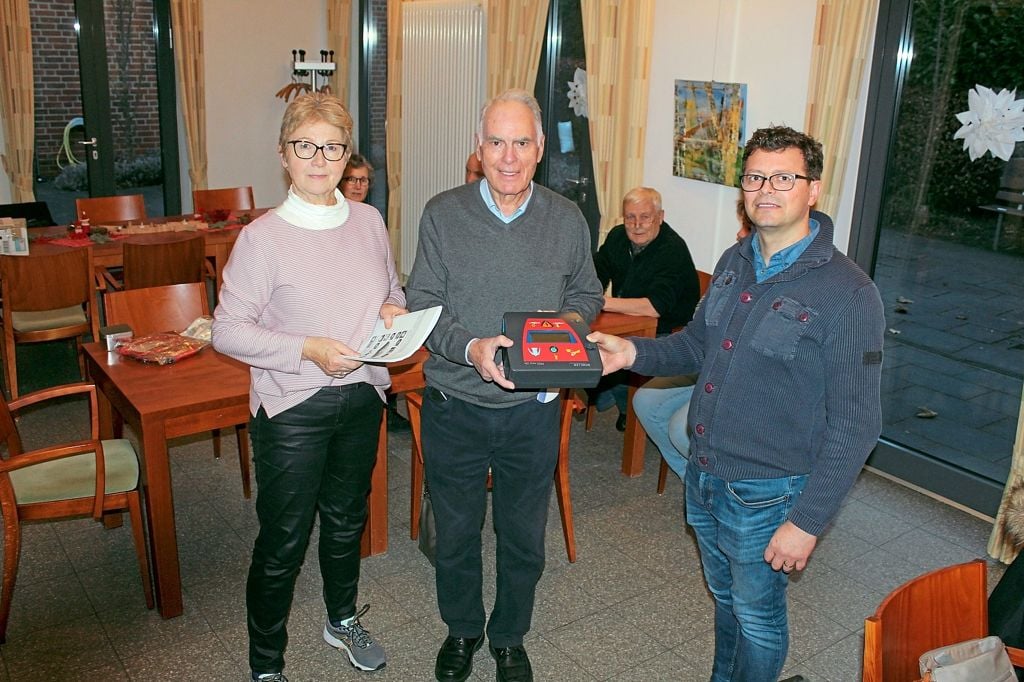 Defibrillator im Pfarrzentrum ergänzt Notfallausrüstung