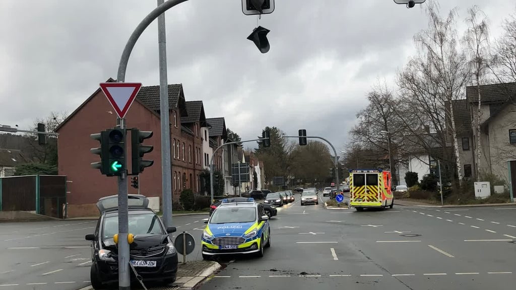 Unter Drogeneinfluss und ohne Führerschein: Opel-Fahrer prallt in Höxter gegen Ampel