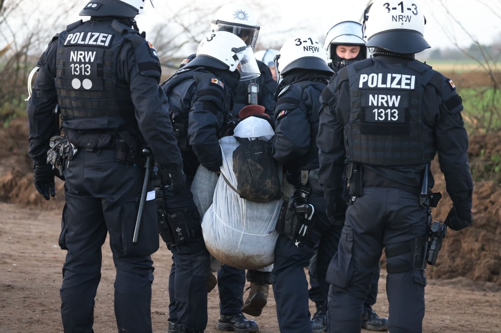 Lützerath-Räumung: Überwiegend friedlicher Protest an Tag 1