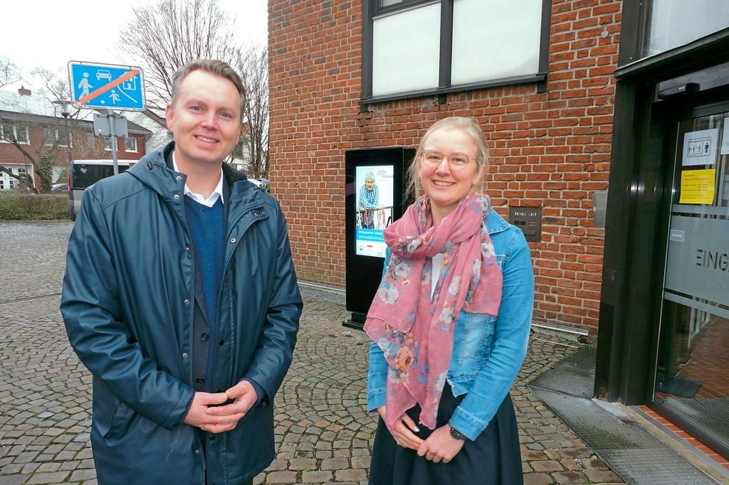Bürgermeister Manfred Kluthe stellt die neue Klimaschutzmanagerin vor