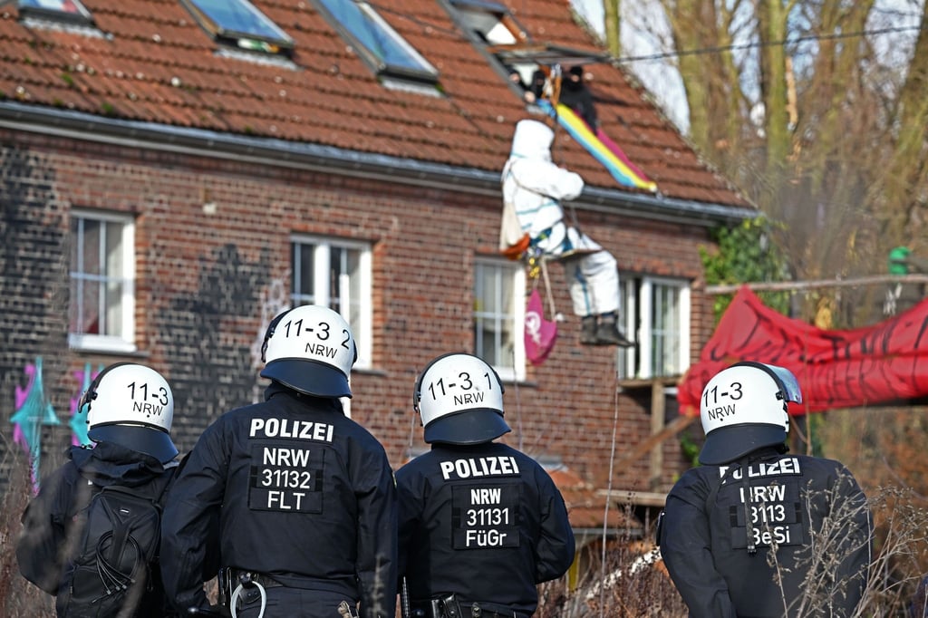 Polizei setzt Räumung fort: Dringen in Gehöft ein