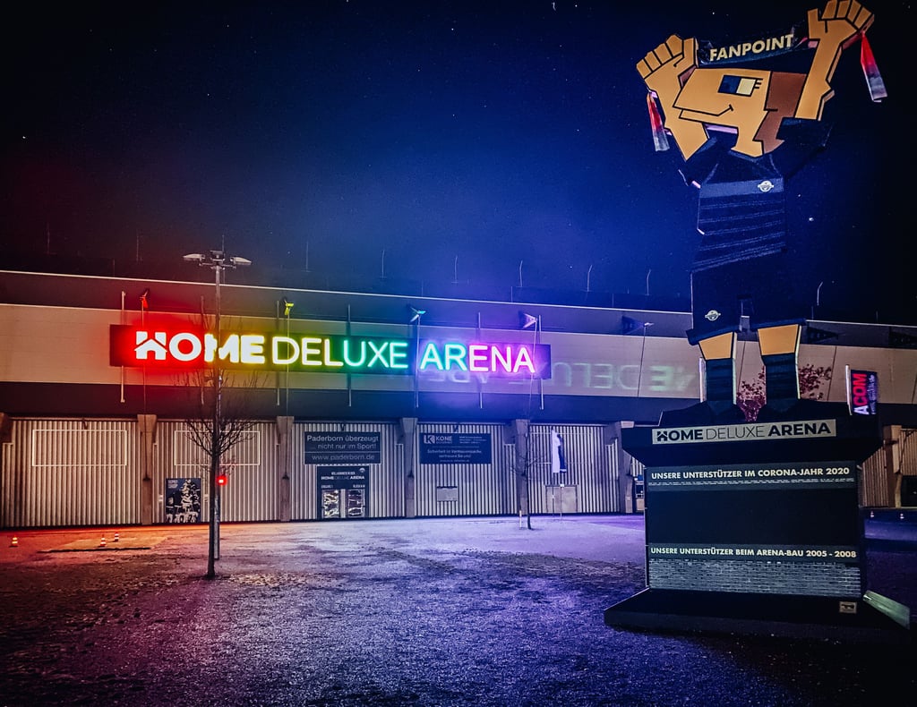 Paderborner Stadionname leuchtet in Regenbogenfarben