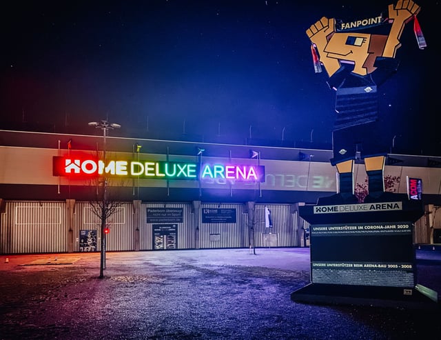 Paderborner Stadionname leuchtet in Regenbogenfarben