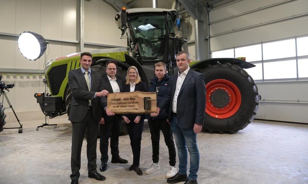 Hier eröffnet Claas eine neue Trainingshalle