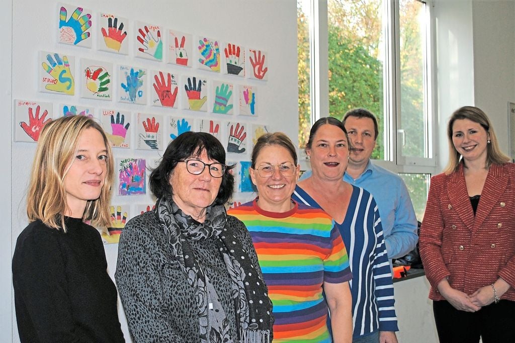 Bunte Hände statt kahler Wände