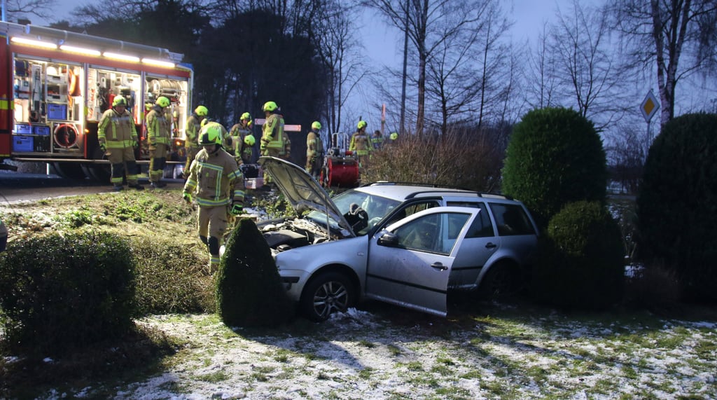 VW Golf schleudert in Delbrück-Ostenland in Vorgarten