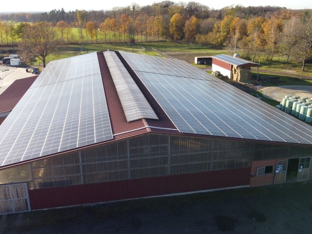 PV-Anlagen auf Hallen und am Boden