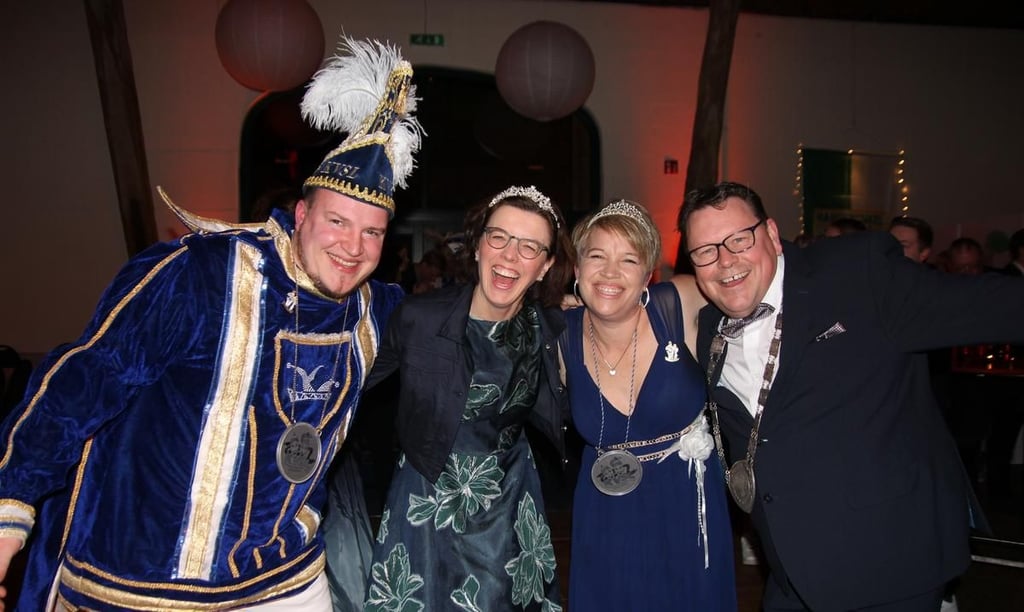 Ballgäste feiern ausgelassen mit Hubertus-Schützen