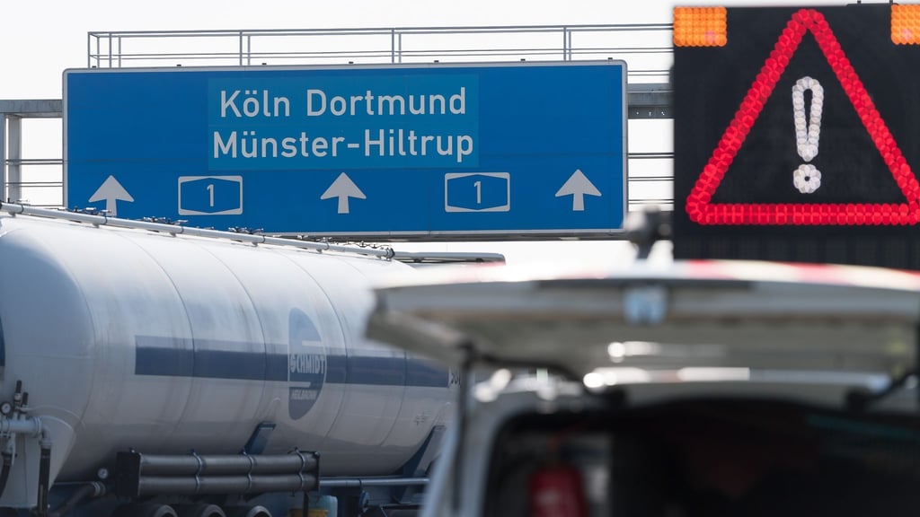 Münster: Stau nach Unfall auf A1 – Lkw umgekippt