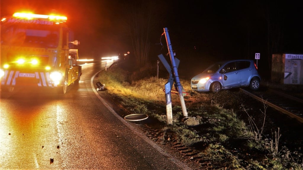 Unfall auf B64 bei Godelheim: Auto landet auf Bahngleisen
