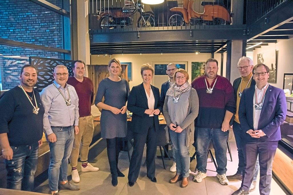 Friedenstaube mit zwei Karnevalisten auf den Flügeln