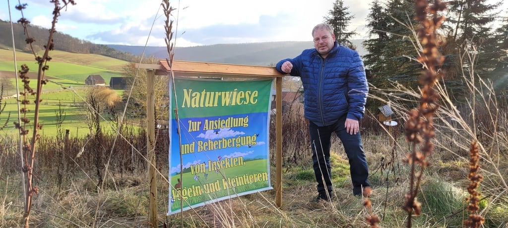 Christoph Ising aus Lütmarsen macht aus Tannenschonung eine Bienenwiese
