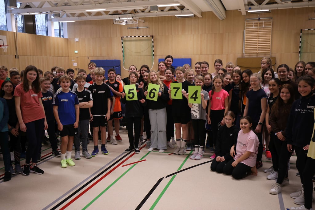 Paderborner Gymnasium St. Michael spendet 5800 Euro an Kinderhospizdienst