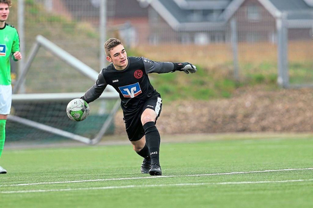 Robin Lackmann geht fremd - aber in Abstimmung