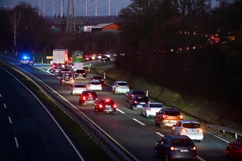 Fahrer durch Sonne geblendet: Unfall auf B64 in Paderborn