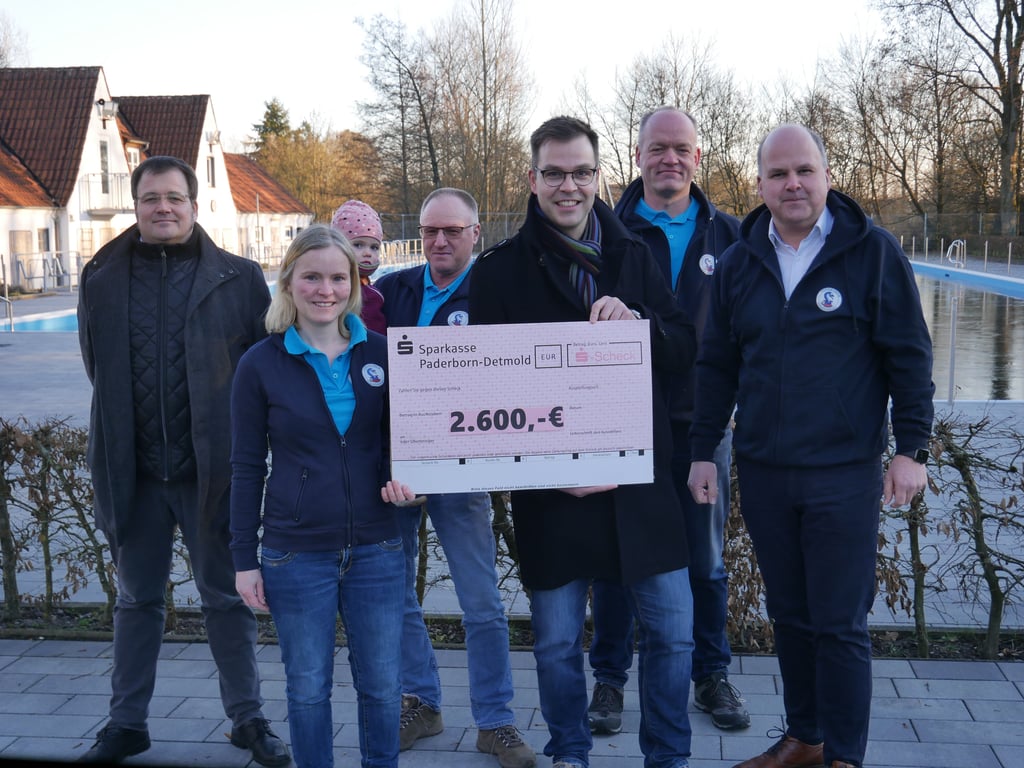 Förderverein Freibad Schlangen erhält 2600 Euro Förderverein Freibad Schlangen erhält 2600 Euro