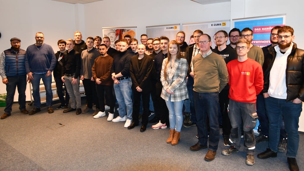 Elektroniker-Auszubildende erhalten in Brakel Gesellenbriefe