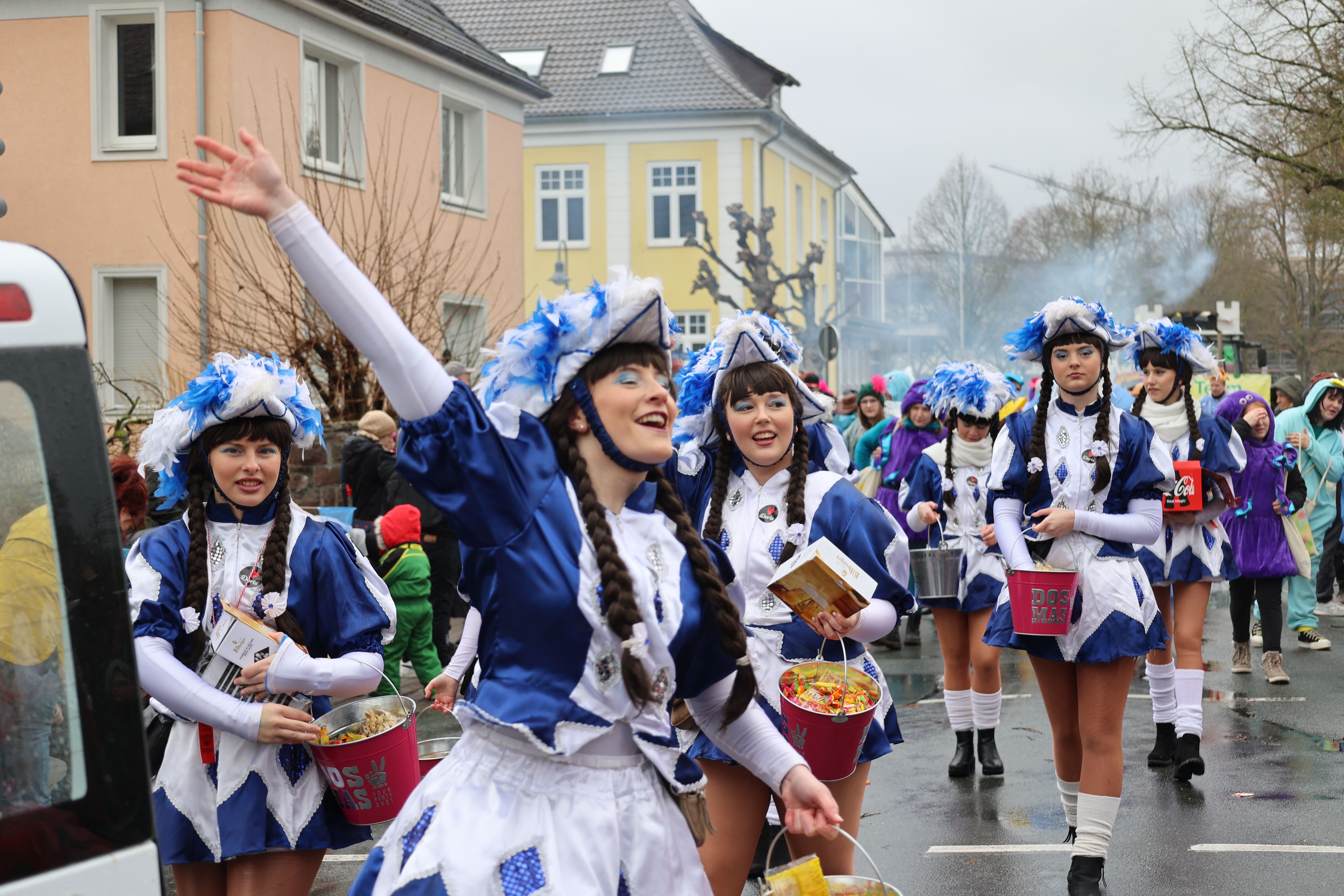 Fotostrecke vom großen Umzug in Brakel: Karneval auf der Straße