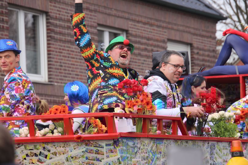 Narren ziehen durch die Stadt