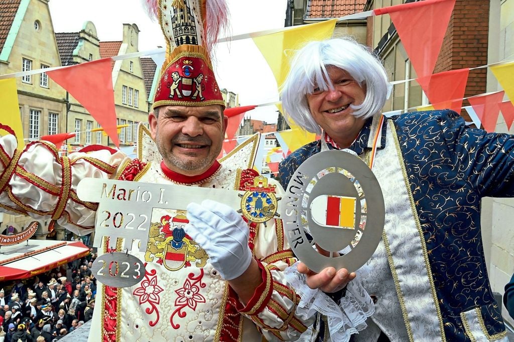 Prinz Mario I. stürmt das Rathaus