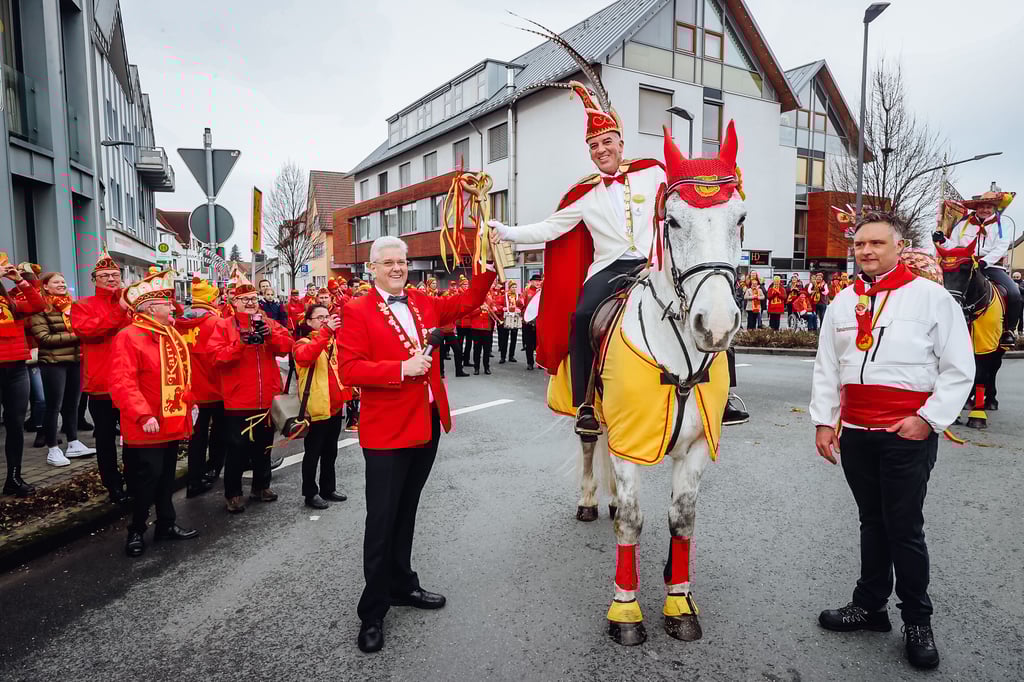 Prinz Oliver lehnt in Delbrück Gutschein-Bestechung durch Bürgermeister ab