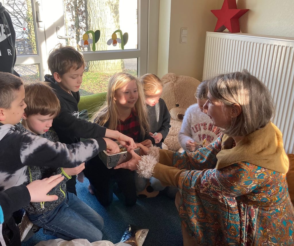 Märchenerzählerin zu Gast in Grundschule Bad Holzhausen