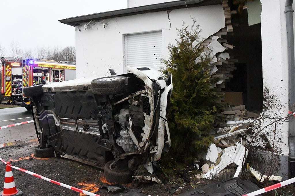 Auto kracht in Borgholzhausen gegen Hauswand