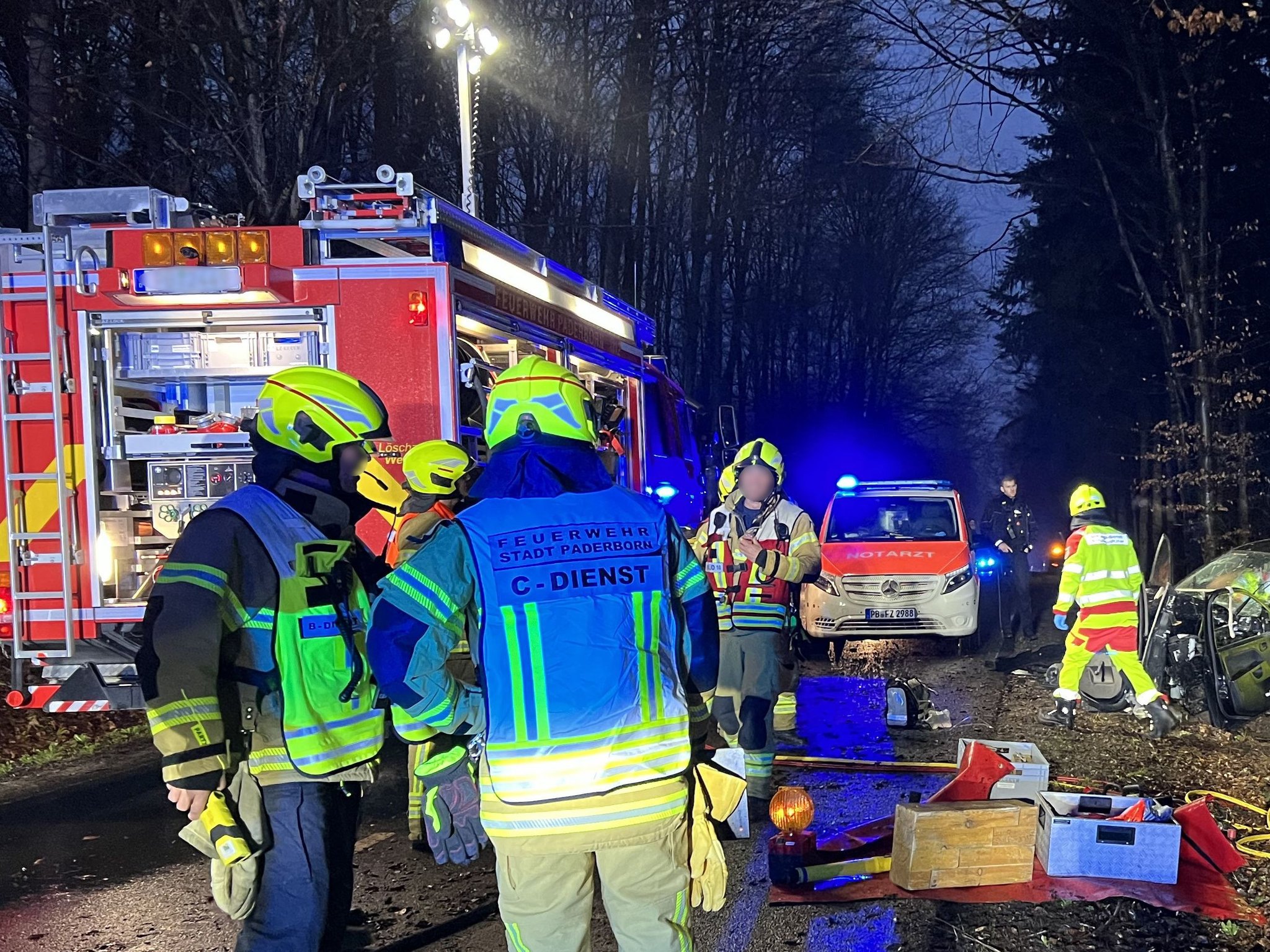 Paderborn-Wewer: Feuerwehr befreit schwer verletzten Fahrer aus Auto