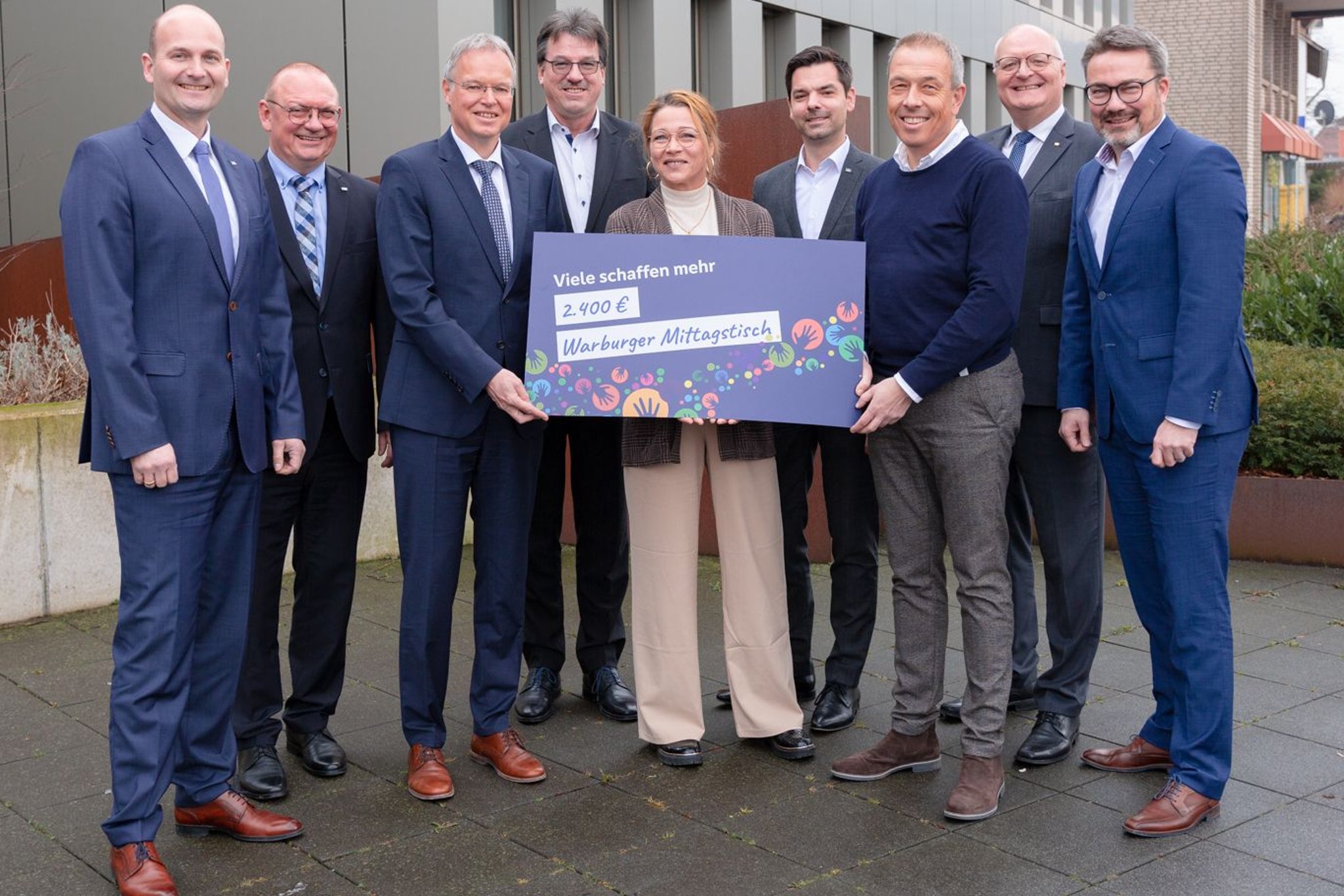 Höxter und Warburg: Vereinigte Volksbank spendet für Mittagstisch