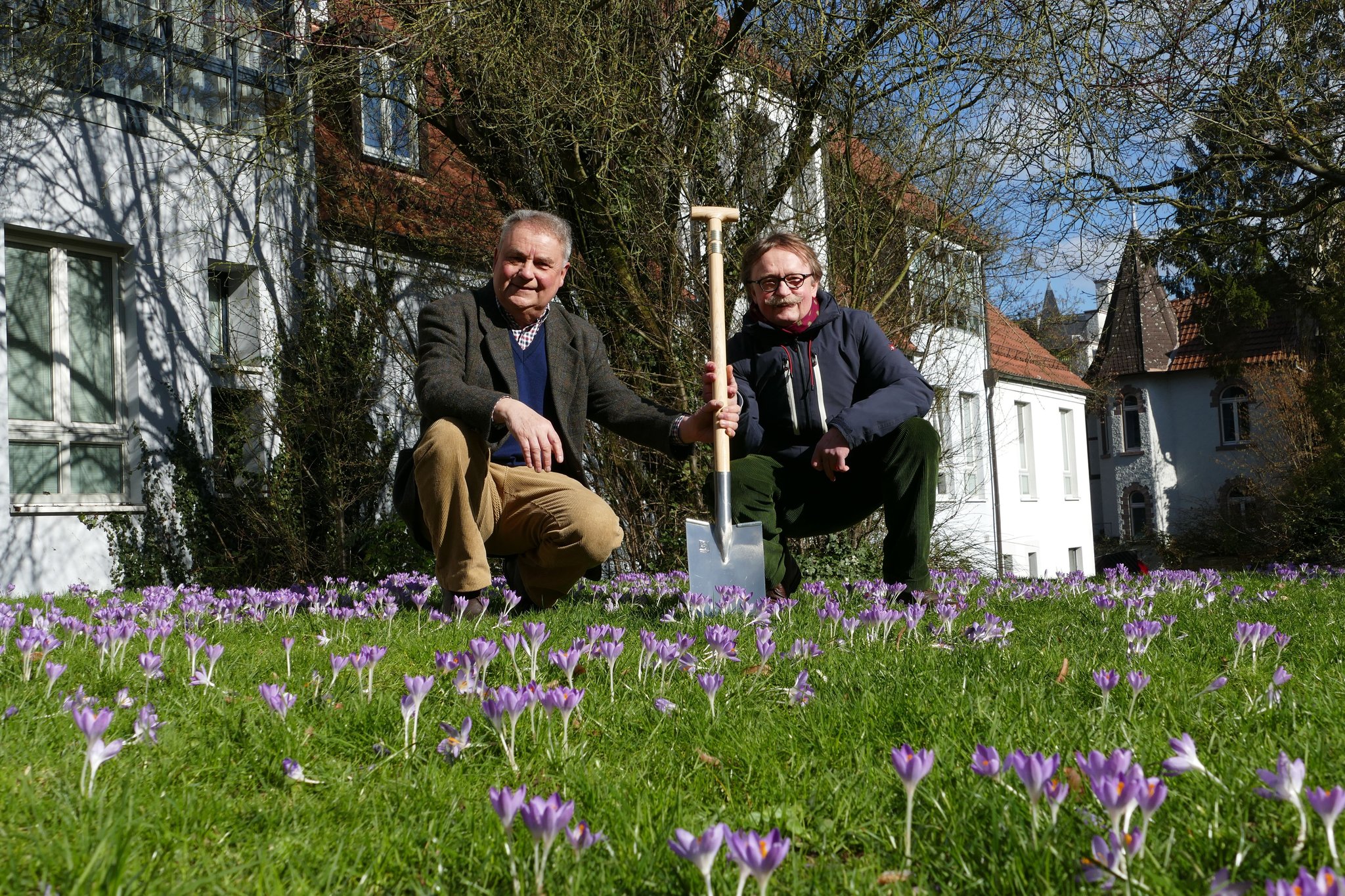 Manfred Ernst Kindel verwandelt Wiese in der Altstadt von Höxter in Blumenmeer