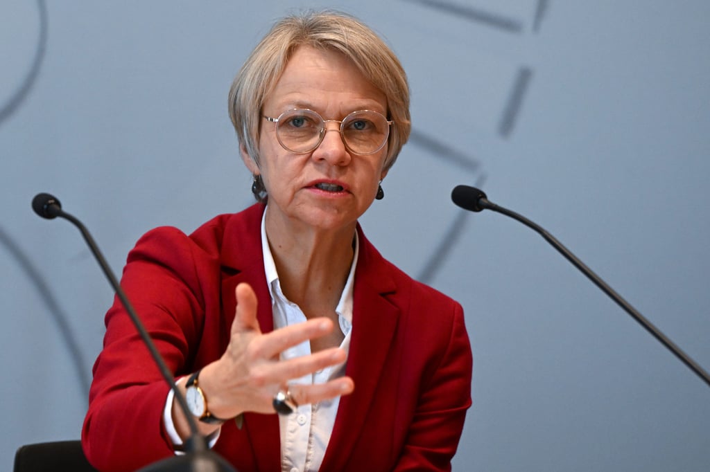 Schulministerin Dorothee Feller spricht