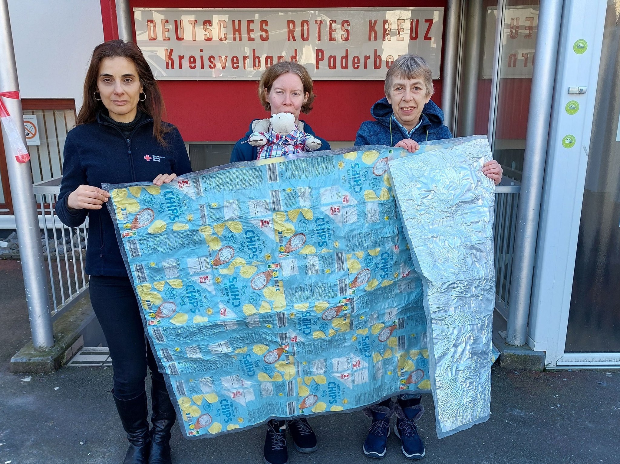 Paderborner Jakobusschwestern helfen: Aus Chipstüten werden Rettungsdecken