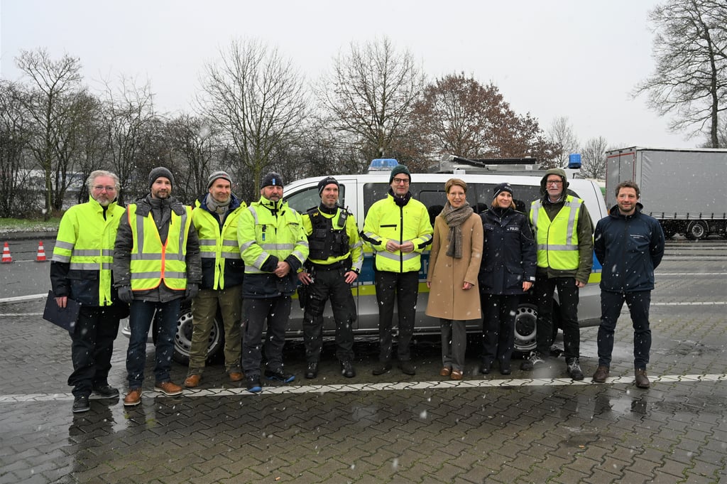 Polizeipräsidentin und Regierungspräsident bei Abfallkontrolle