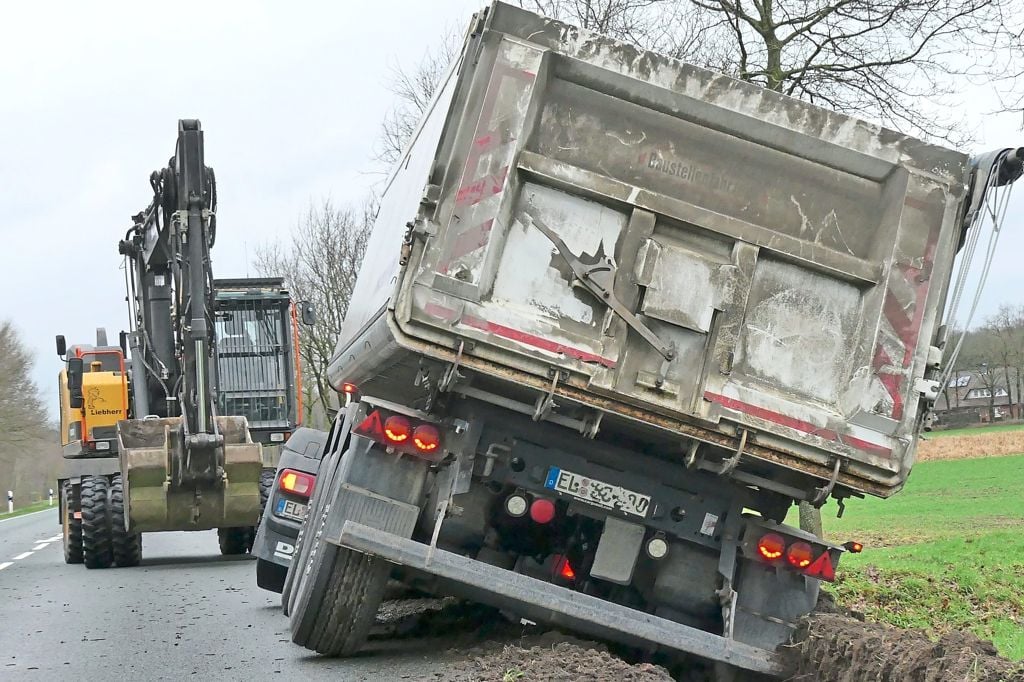 Sattelzug kippt in Straßengraben