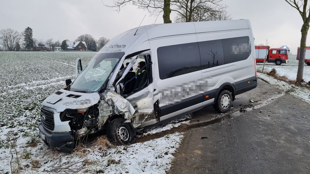 Zwei verletzte Personen bei Unfall in Bad Wünnenberg-Helmern