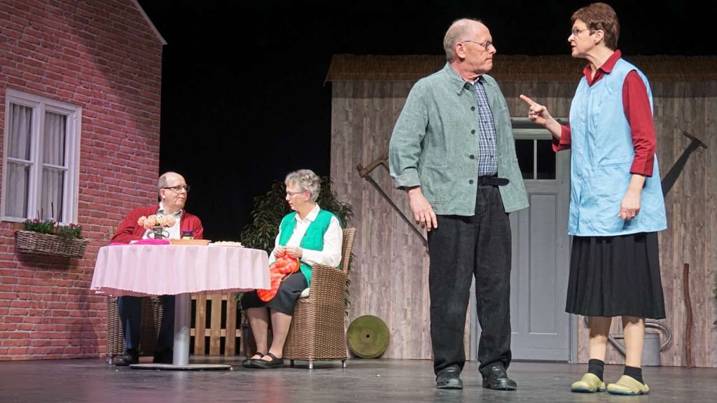 Plattdeutsches Theater Gescher feiert gelungene Premiere von „Opa, et langt!“