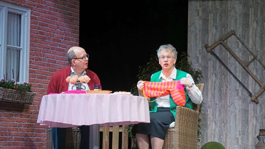 Plattdeutsches Theater Gescher feiert gelungene Premiere von „Opa, et langt!“