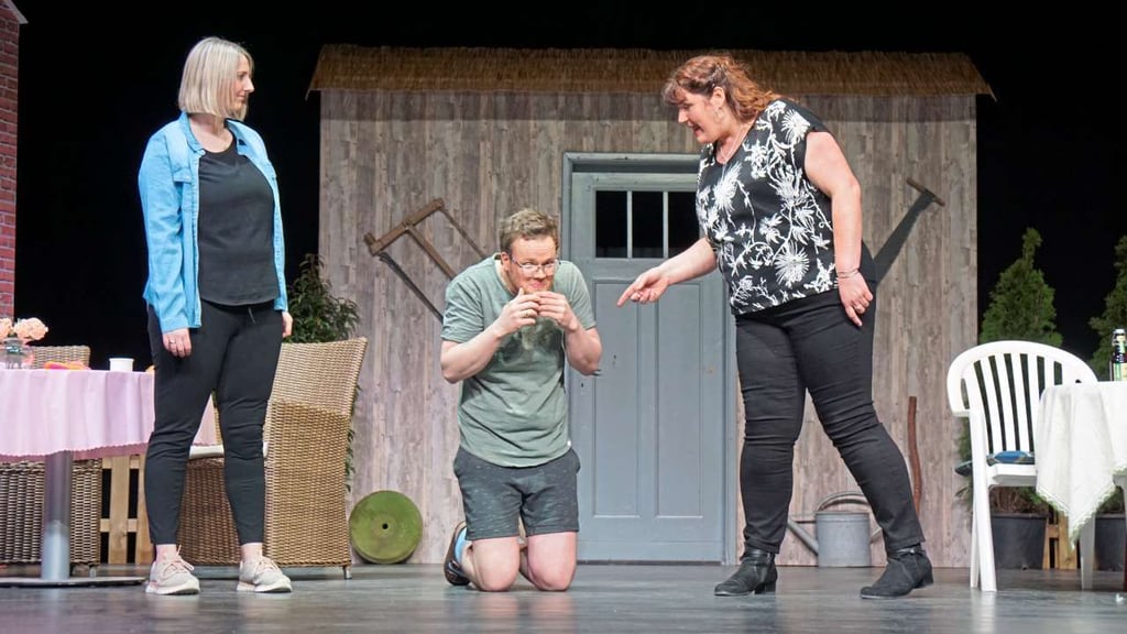 Plattdeutsches Theater Gescher feiert gelungene Premiere von „Opa, et langt!“