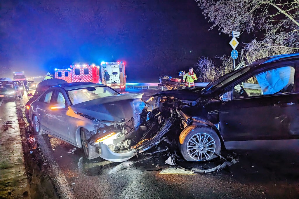 Zehn Verletzte bei schwerem Verkehrsunfall – Zeugen gesucht