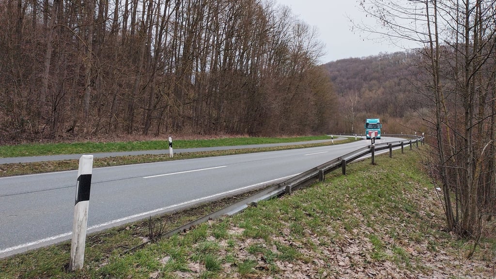 Fahrerflucht: Leitplanke und Pfosten am Ortseingang Dalhausen beschädigt