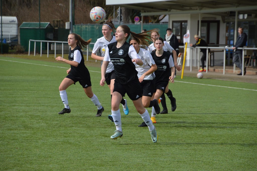 Jugendfußball: Phönix-Mädchen stürmen zum Sieg