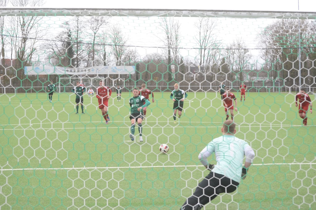 Timo Scherping ist mit dem Kopf zur Stelle und sorgt für das 1:0