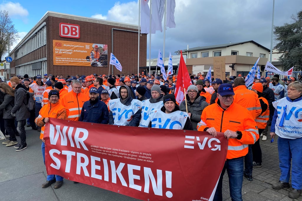 Streik in Paderborn: 400 Mitarbeiter des DB-Ausbesserungswerks und des Padersprinters demonstrieren