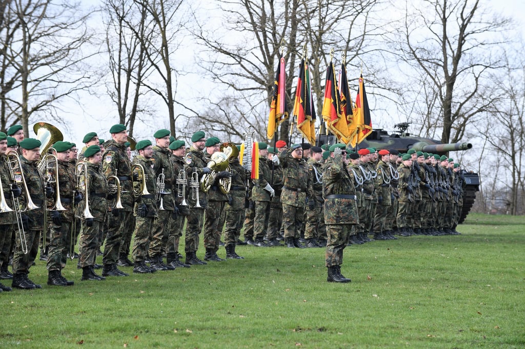 Unterstellungsappell in der Augustdorfer Rommel-Kaserne
