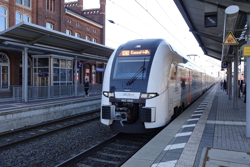 RE11: Zug zwischen Warburg und Kassel fährt verspätet