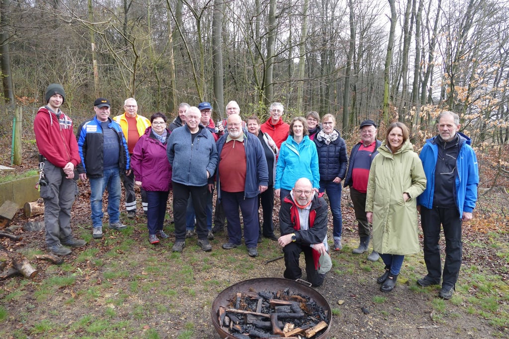 Hiddenhausen: Papier und Flaschen aus dem Wald geholt
