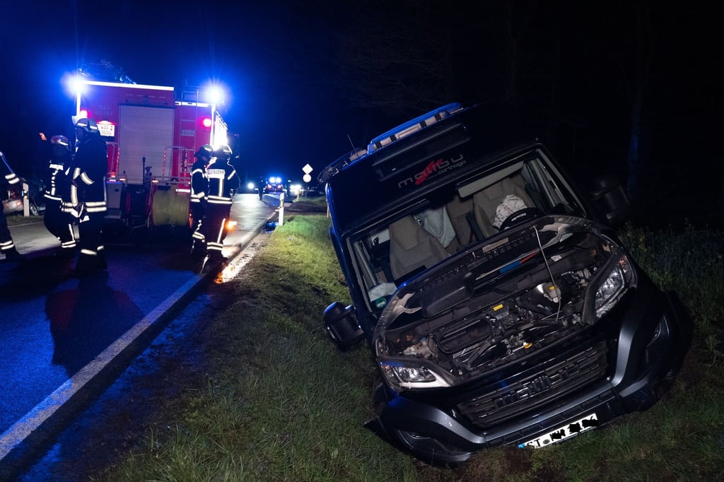 Greven: Fahrzeuge im Graben – zwei Schwerverletzte