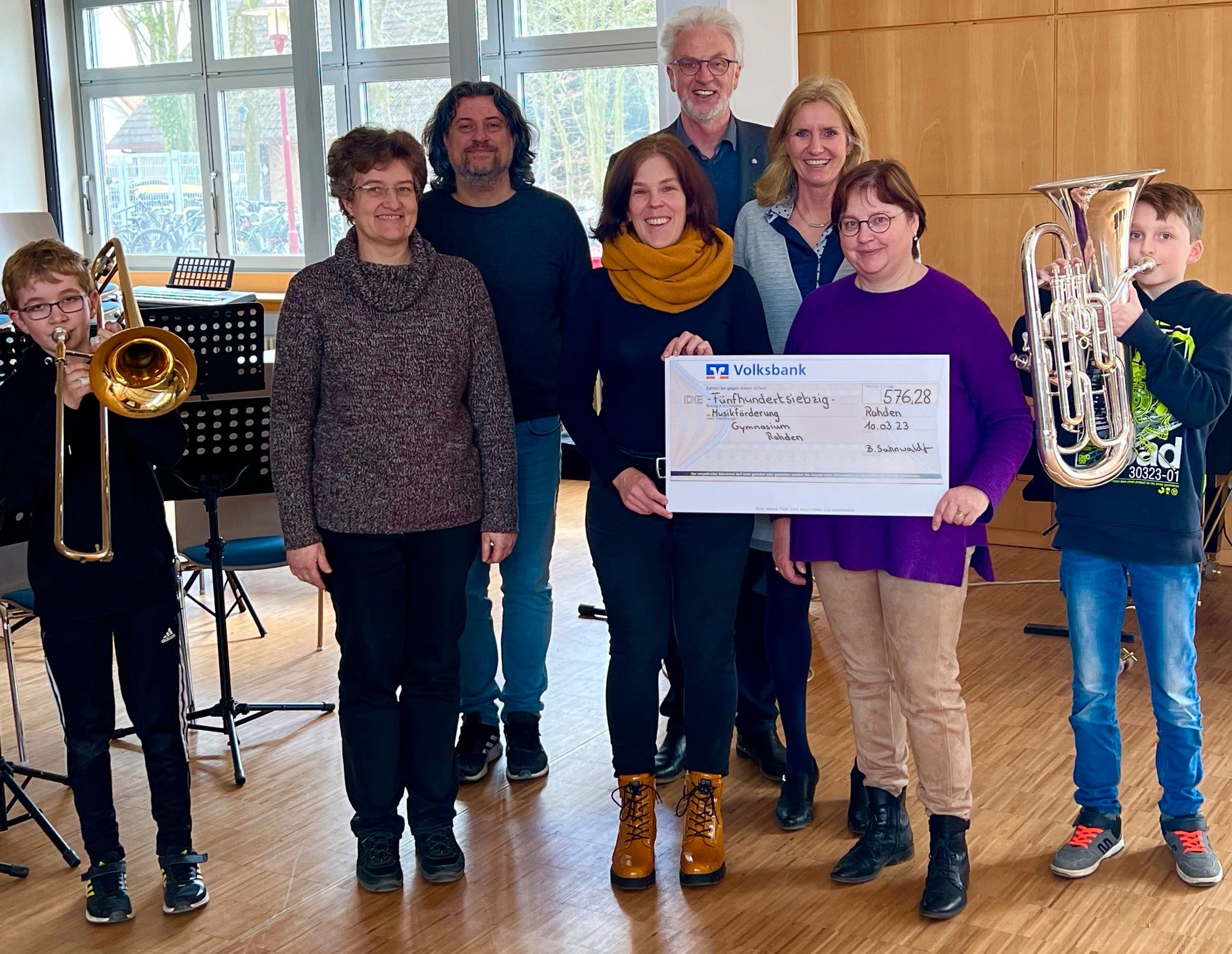 Rahden: Gospelchor spendet an Tafel und Gymnasium